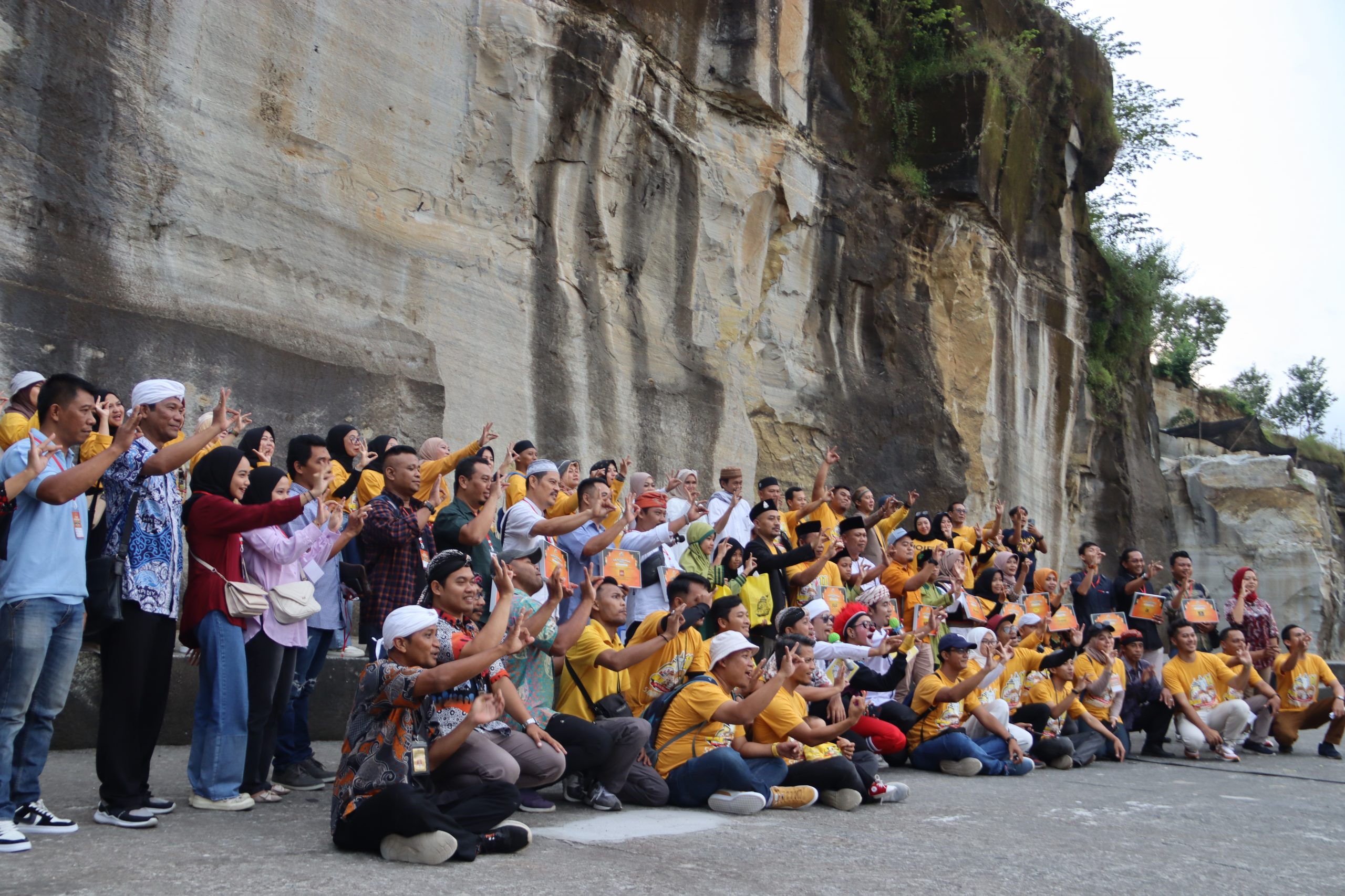 Kegiatan "Yuk Kita Shadaqah" Perkumpulan Tour Leader Bandung - Tebing ...